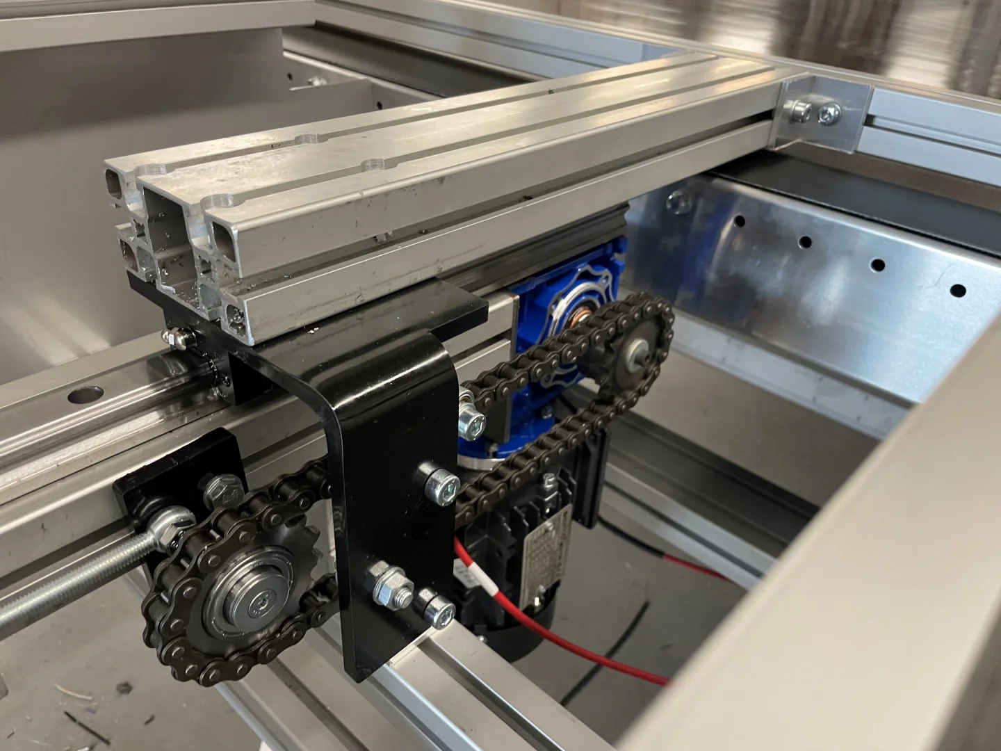 New buffer conveyor with pusher for potplants and trays • Duijndam Machines