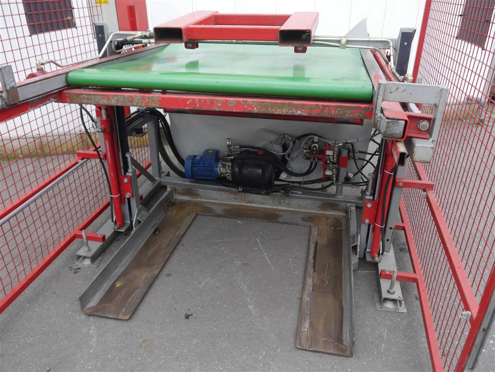 Burg automatic box tipper for fruit boxes • Duijndam Machines