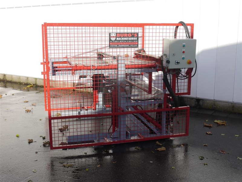 Burg automatic box tipper for fruit • Duijndam Machines