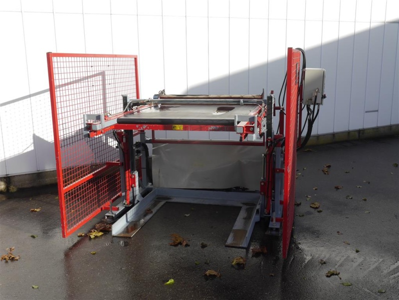 Burg automatic box tipper for fruit • Duijndam Machines