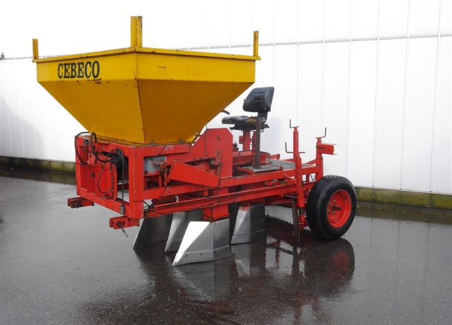 Cebeco planting machine 5 rows for onions and bulbs. • Duijndam Machines