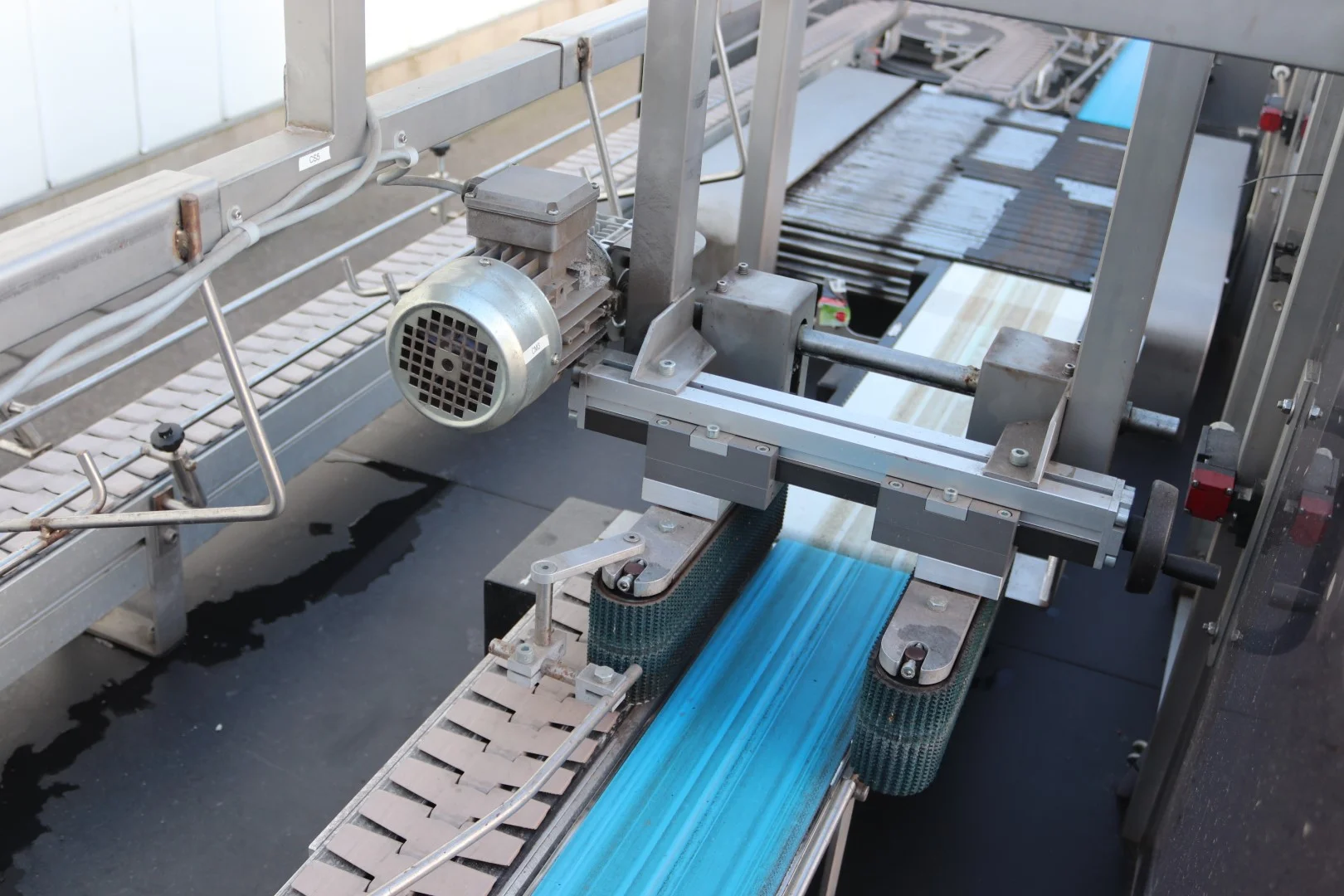 ChampCorr checkweigher with line divider for underweight • Duijndam ...