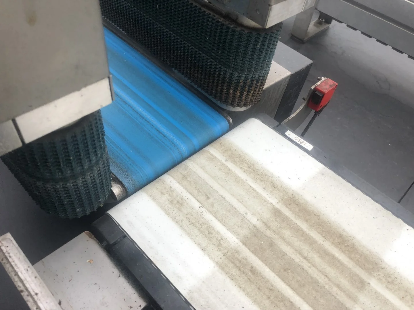 ChampCorr checkweigher with line divider for underweight • Duijndam ...