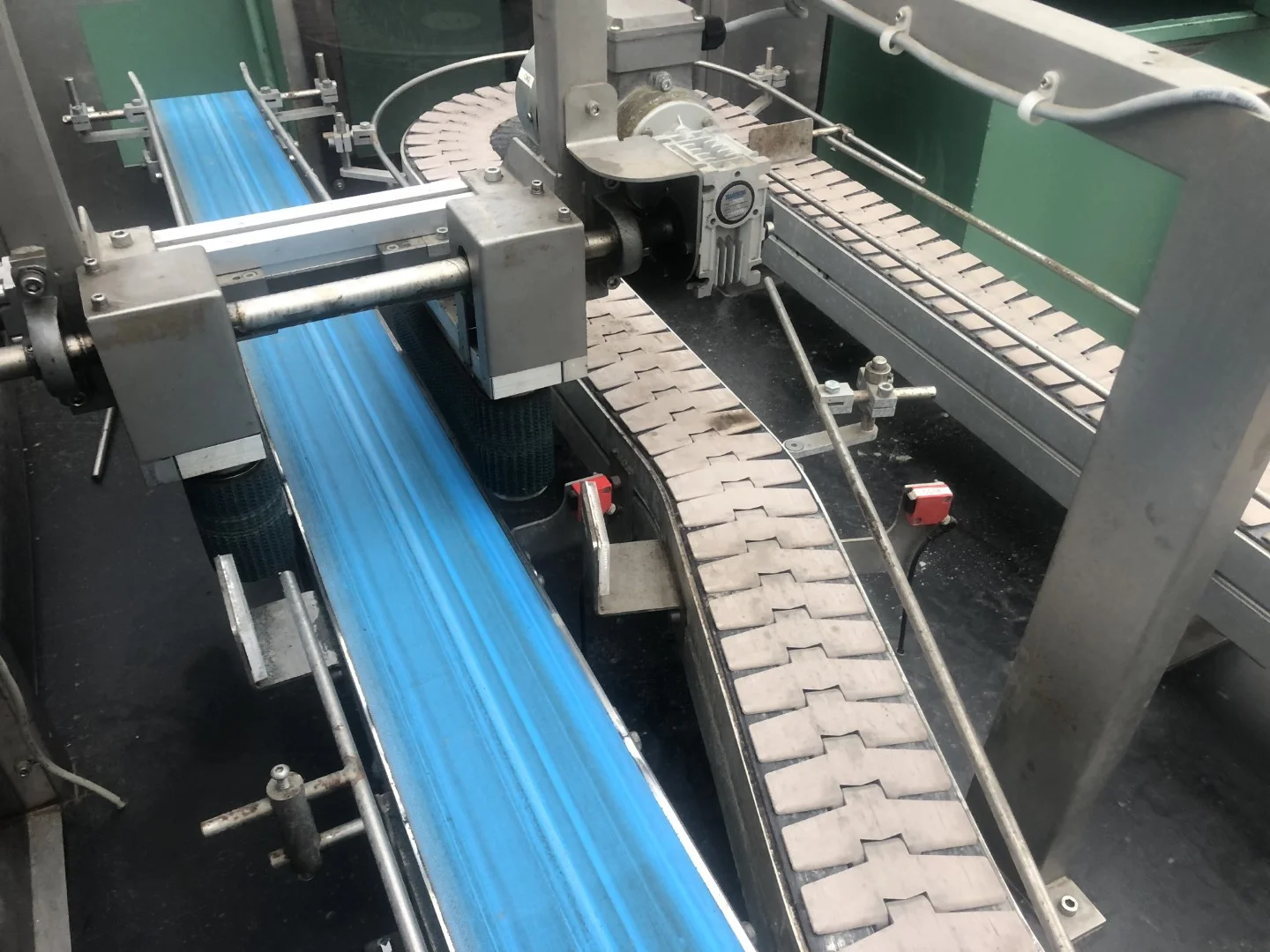 ChampCorr checkweigher with line divider for underweight • Duijndam ...