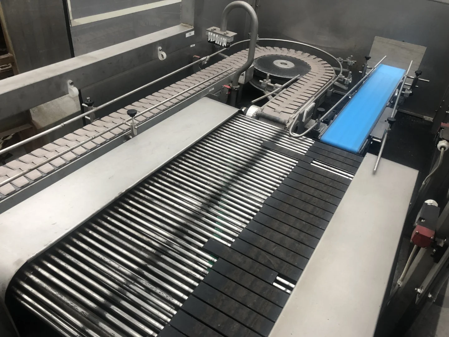 ChampCorr checkweigher with line divider for underweight • Duijndam ...