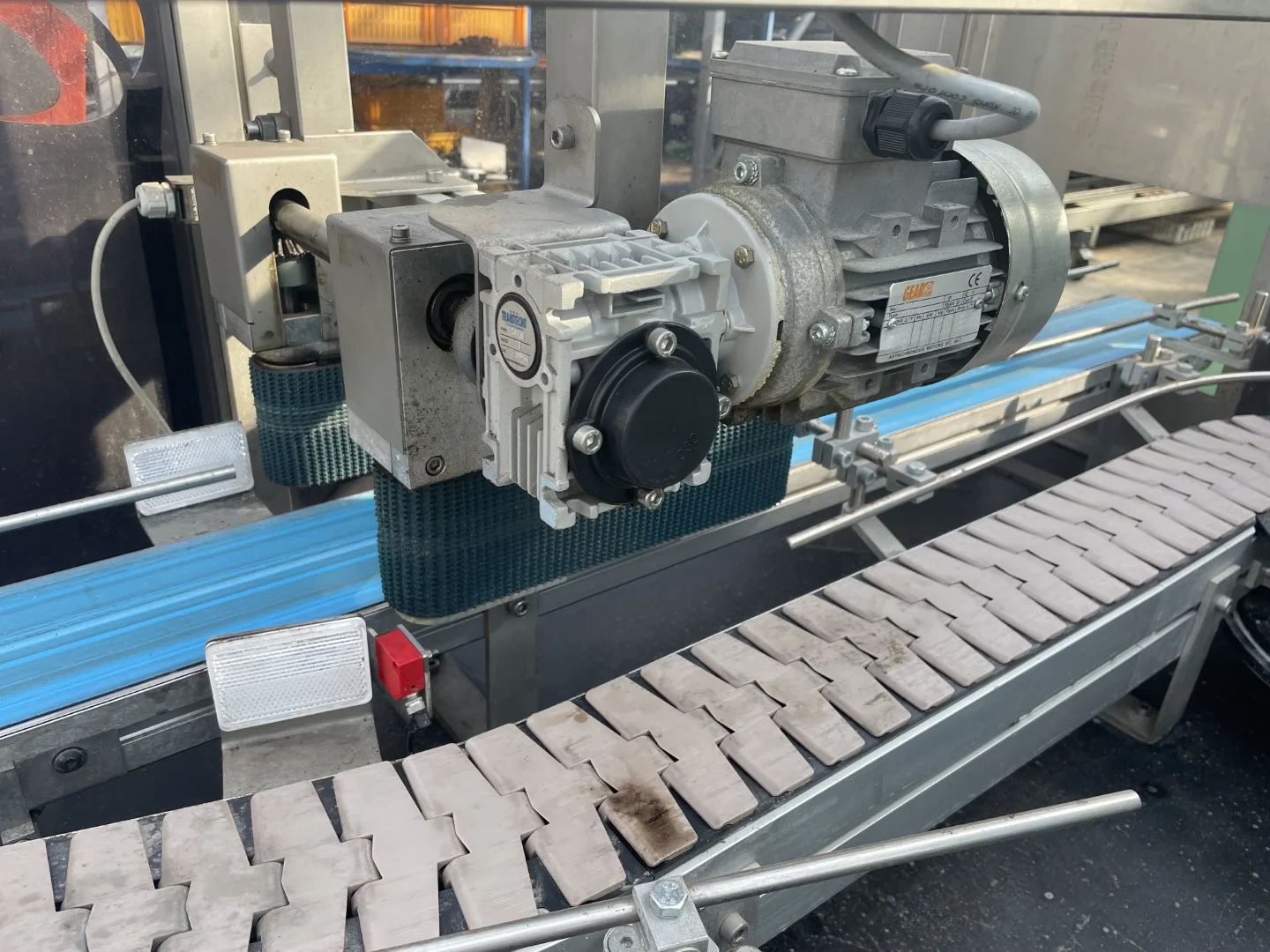 ChampCorr checkweigher with line divider for underweight • Duijndam ...