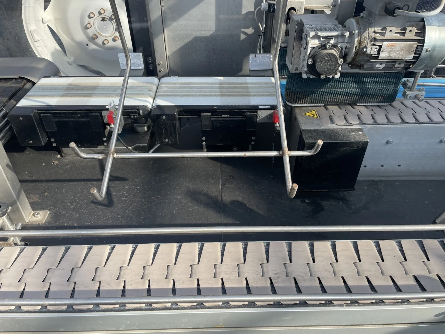 ChampCorr checkweigher with line divider for underweight • Duijndam ...