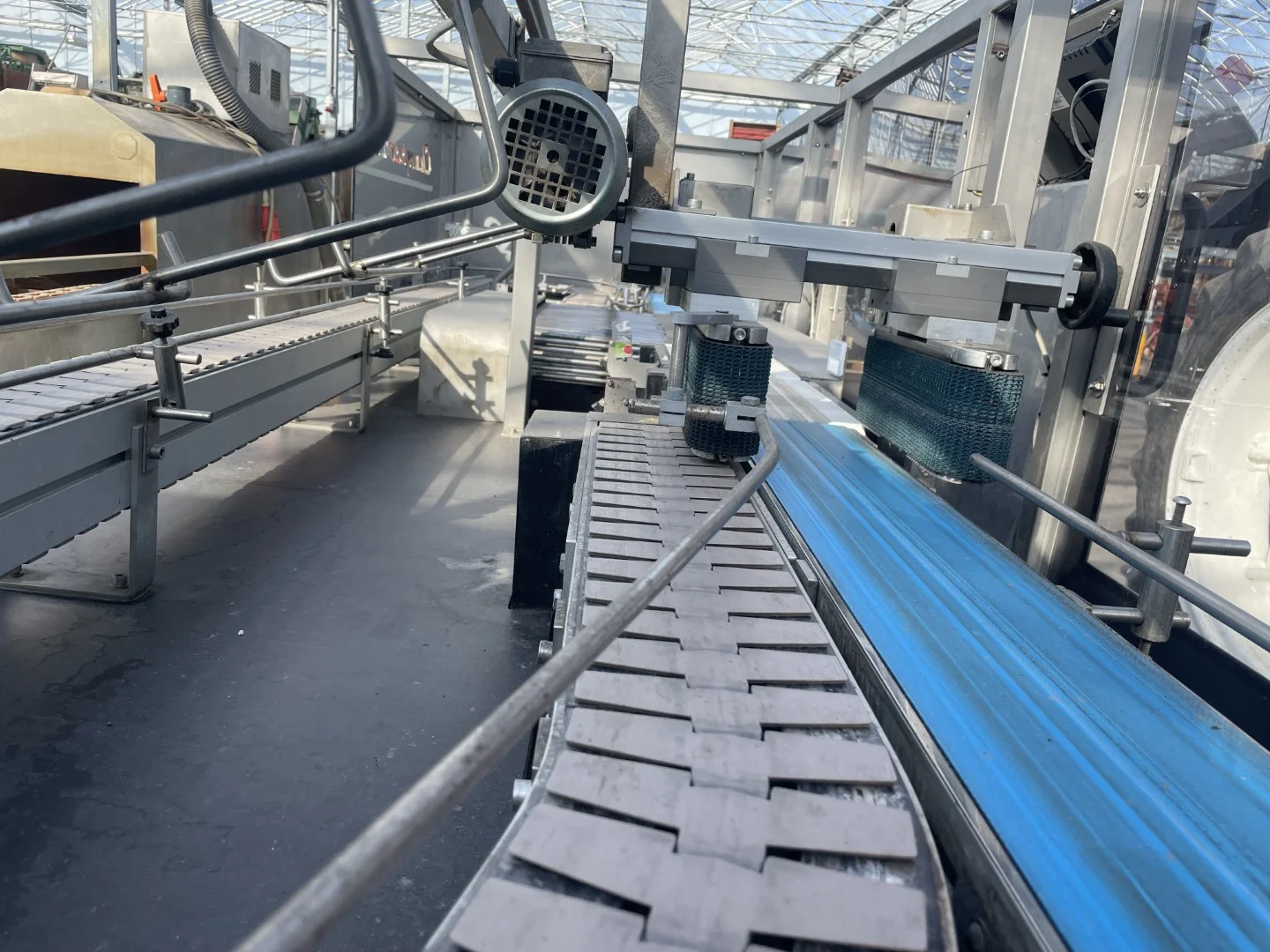 ChampCorr checkweigher with line divider for underweight • Duijndam ...