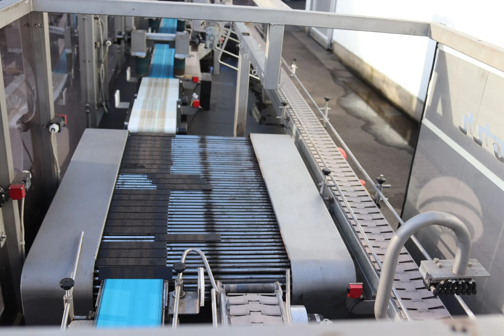 ChampCorr checkweigher with line divider for underweight • Duijndam ...