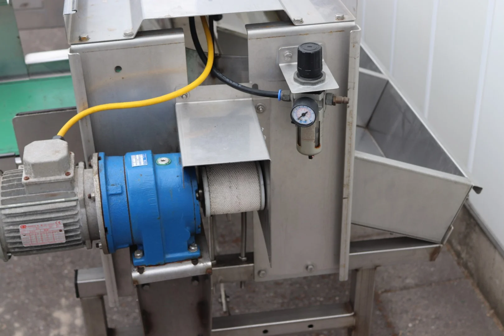 Christiaens semi-automatic grading machine and washer for asparagus ...