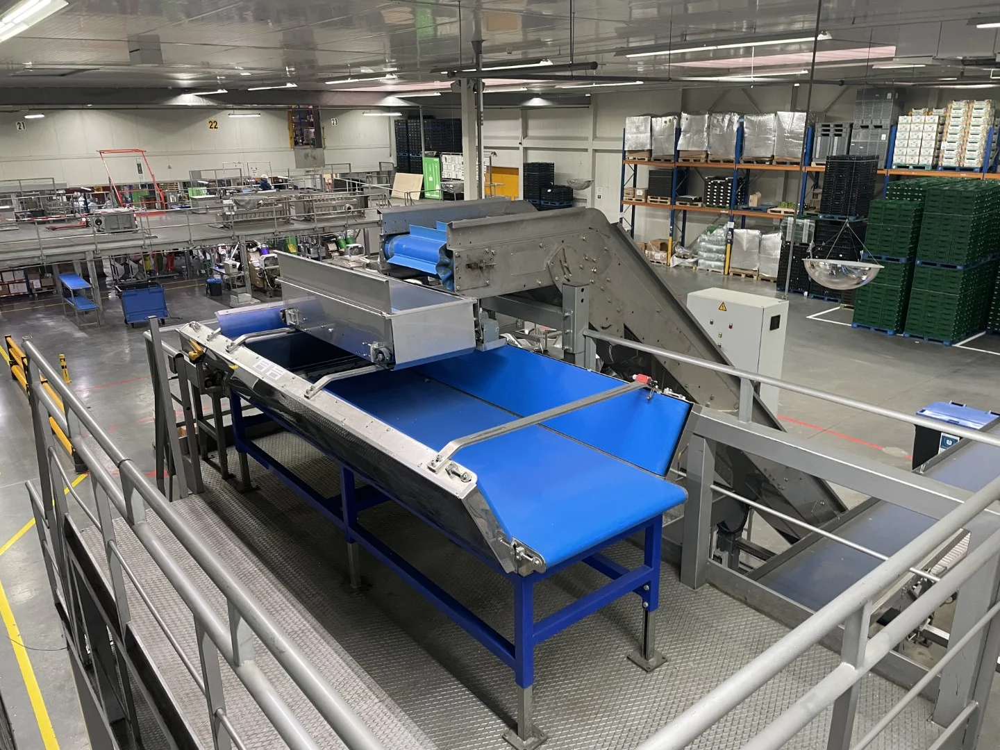 CMSA dosing hopper 300 x 70 with side conveyors and cross conveyor 80 x ...