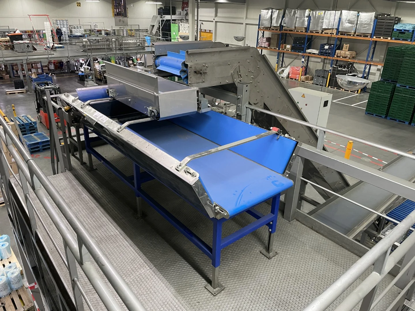 CMSA dosing hopper 300 x 70 with side conveyors and cross conveyor 80 x ...