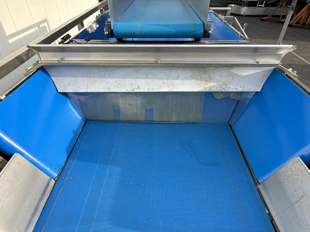 CMSA dosing hopper 300 x 70 with side conveyors and cross conveyor 80 x ...