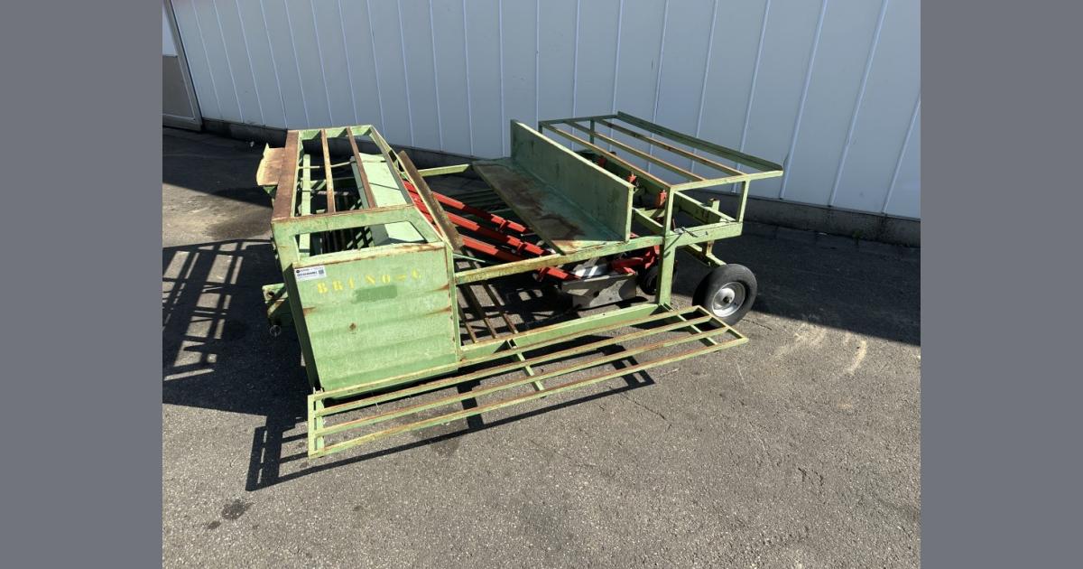 Compact Bruno lettuce planting machine 3 rows • Duijndam Machines