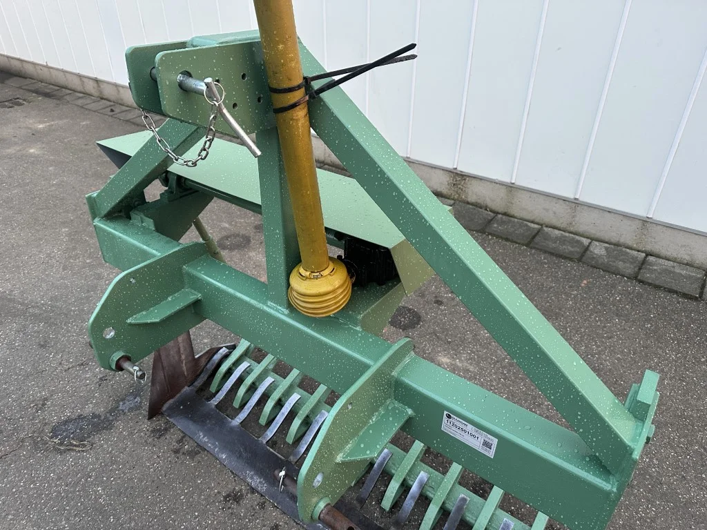 Compact E142 shaking bedlifter • Duijndam Machines