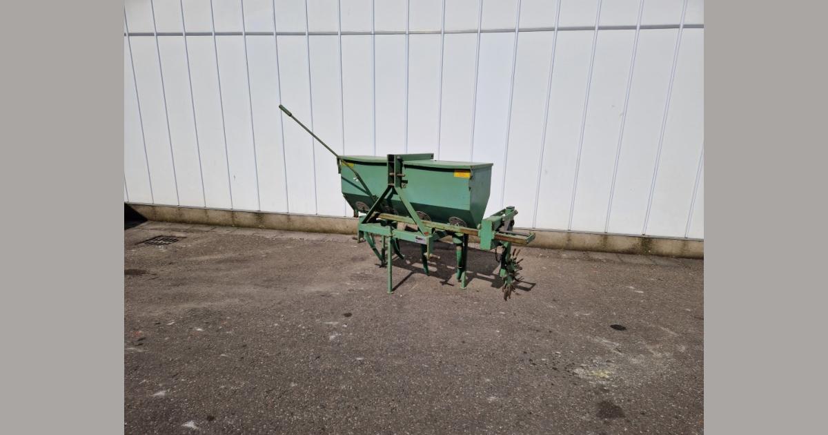 Compact fertilizer 4 rows driven by wheel • Duijndam Machines