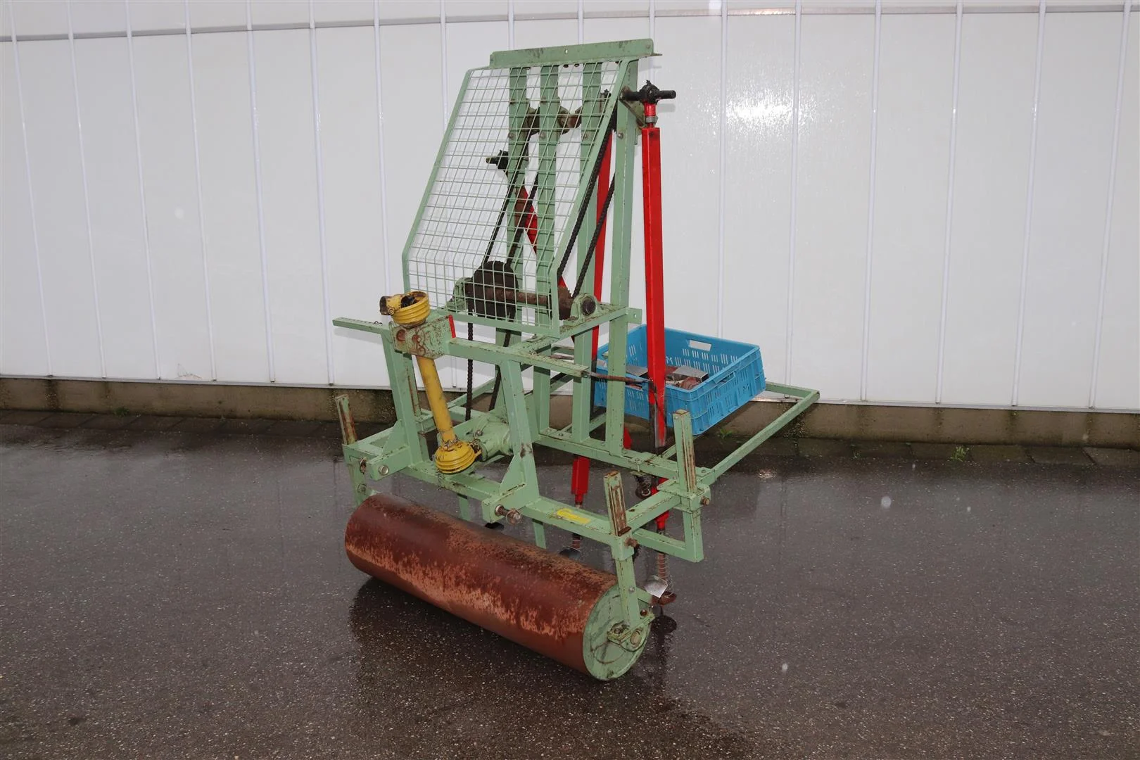 Compact leek hole punching machine dibbler with 3 rows. • Duijndam Machines