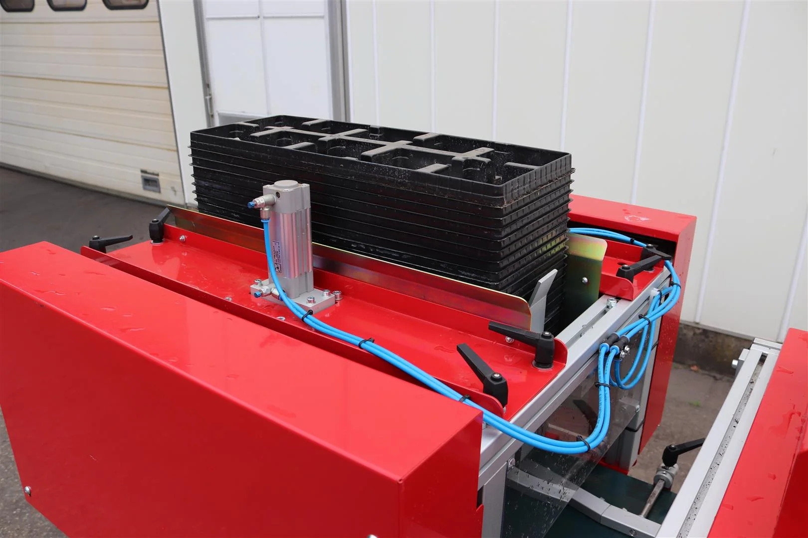 Da Ros pot in tray destacker • Duijndam Machines