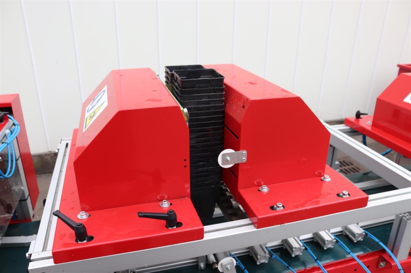 Da Ros pot in tray destacker • Duijndam Machines