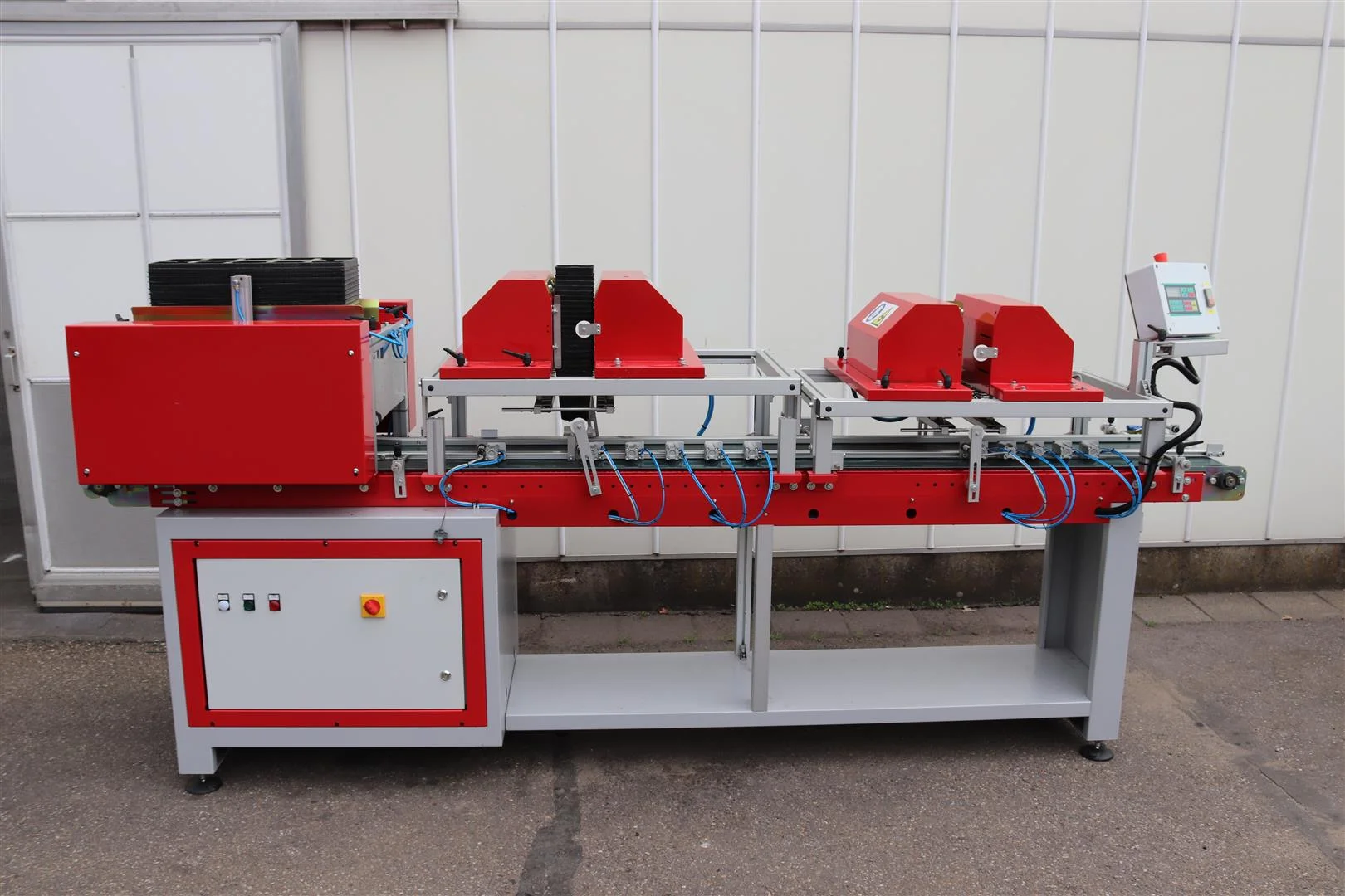 Da Ros pot in tray destacker • Duijndam Machines