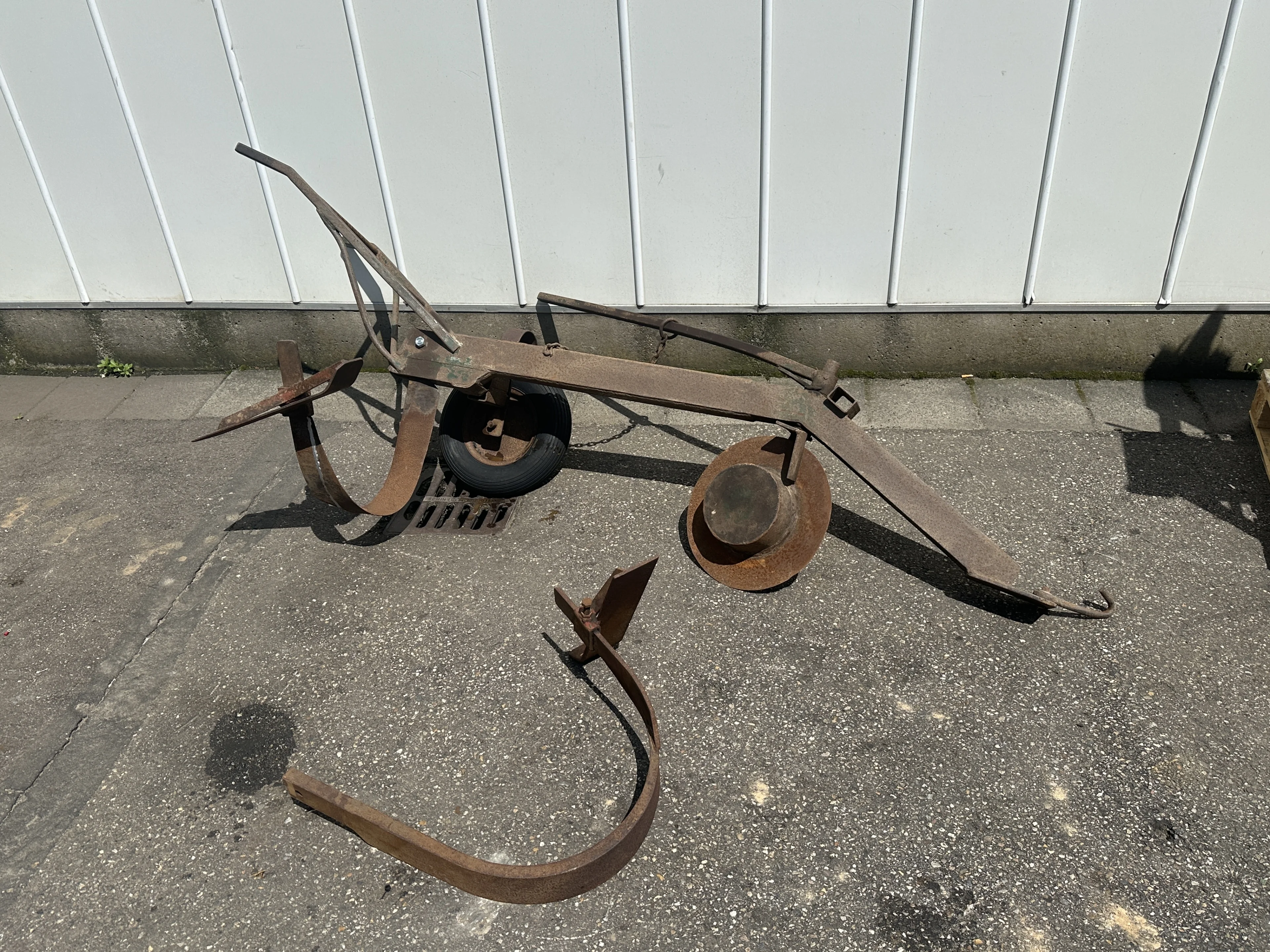 Damcon shrub and tree lifter with 2 U-knives • Duijndam Machines