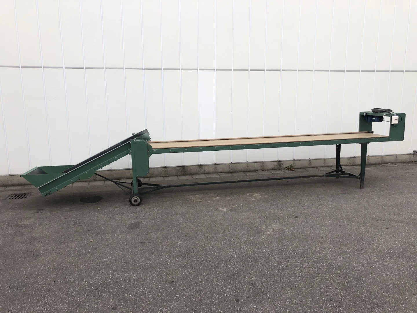 De Bruyn inspection conveyor with elevator • Duijndam Machines