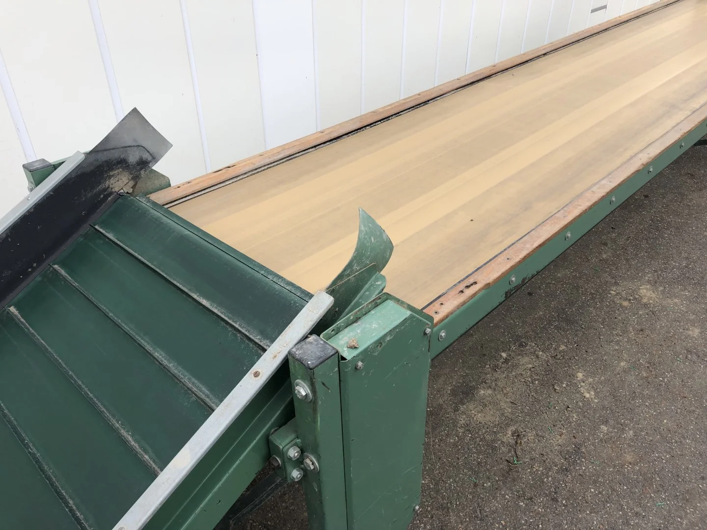 De Bruyn inspection conveyor with elevator • Duijndam Machines