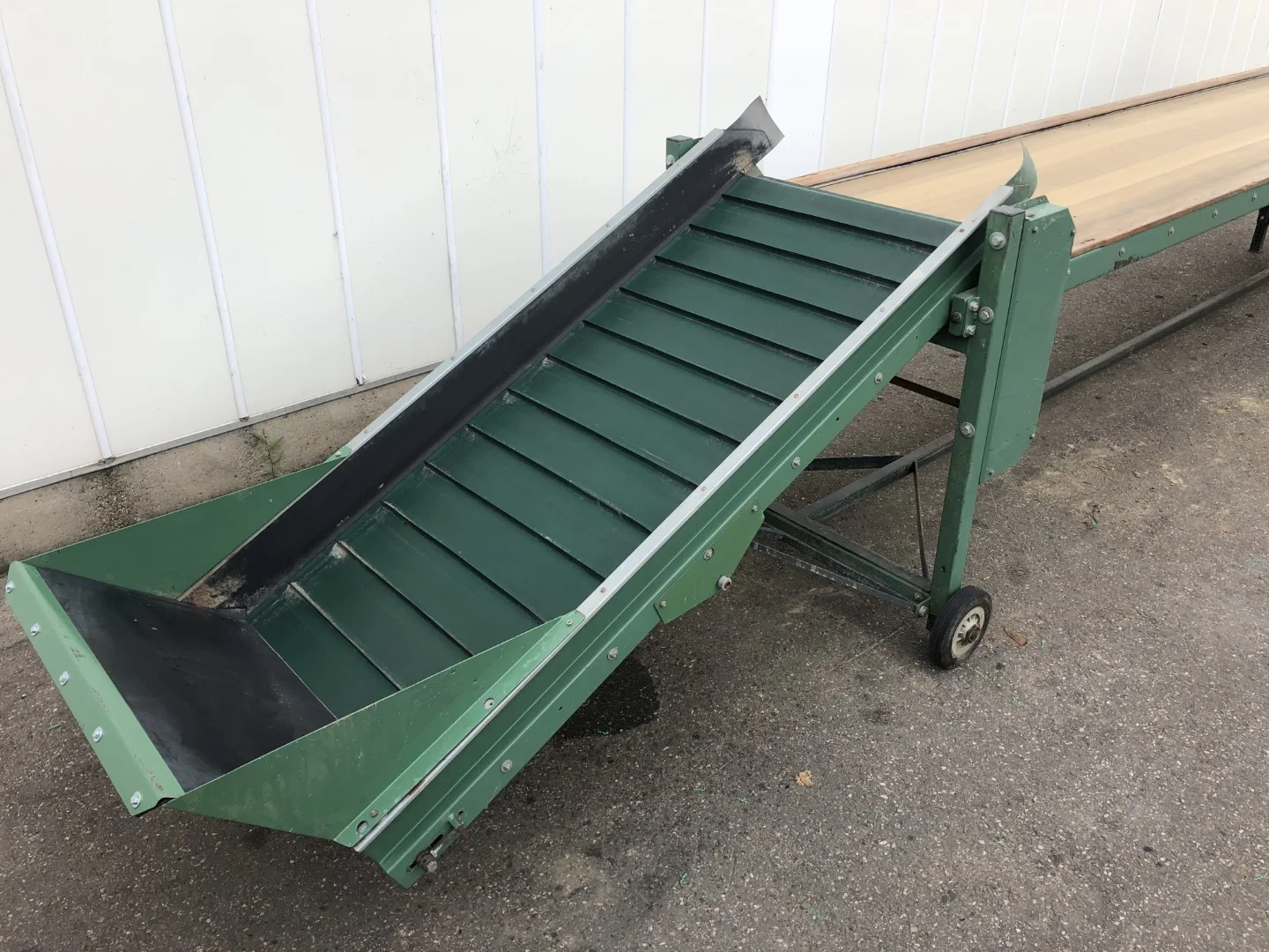 De Bruyn inspection conveyor with elevator • Duijndam Machines