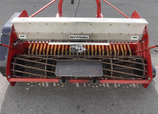 Dema mechanical seeder drill • Duijndam Machines