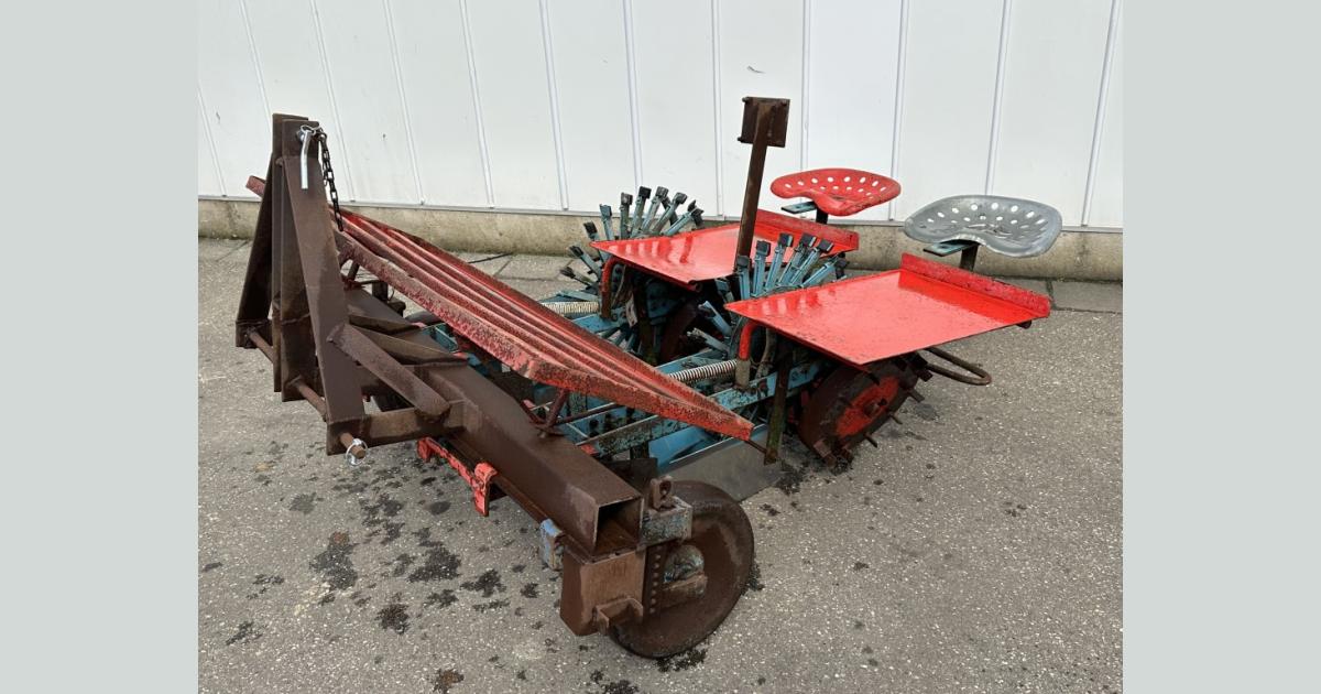 Deman planting machine 2 rows with 24 grippers • Duijndam Machines