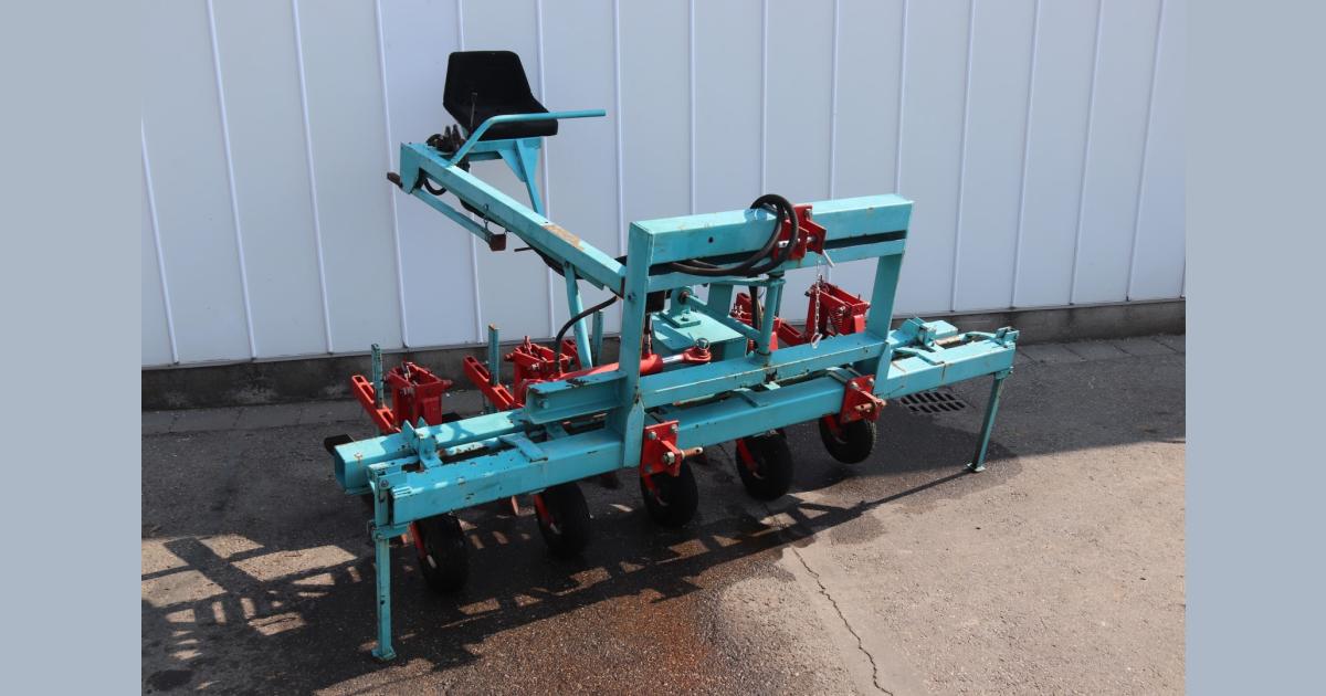 Deman ridger cultivator with hydraulic steering • Duijndam Machines