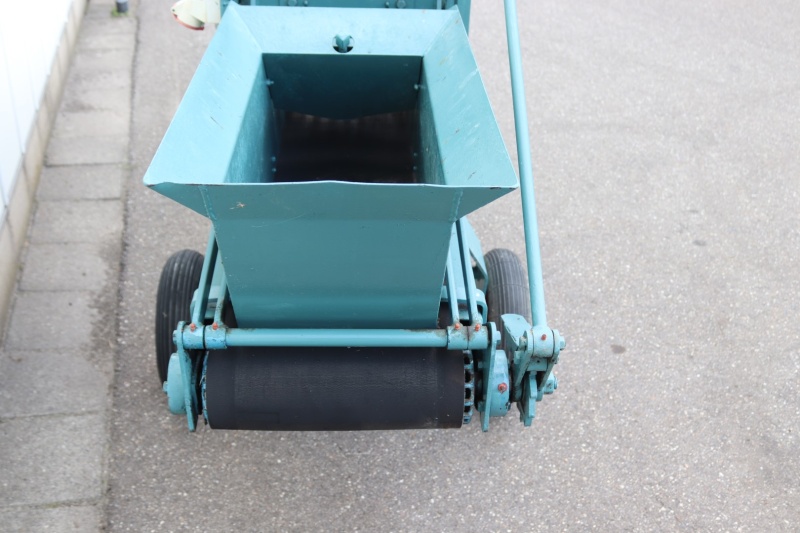 Dewa soil blocking machine with Unger seeder • Duijndam Machines