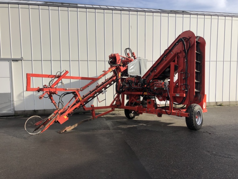 Dewulf P3K 1 row harvester for carrots • Duijndam Machines