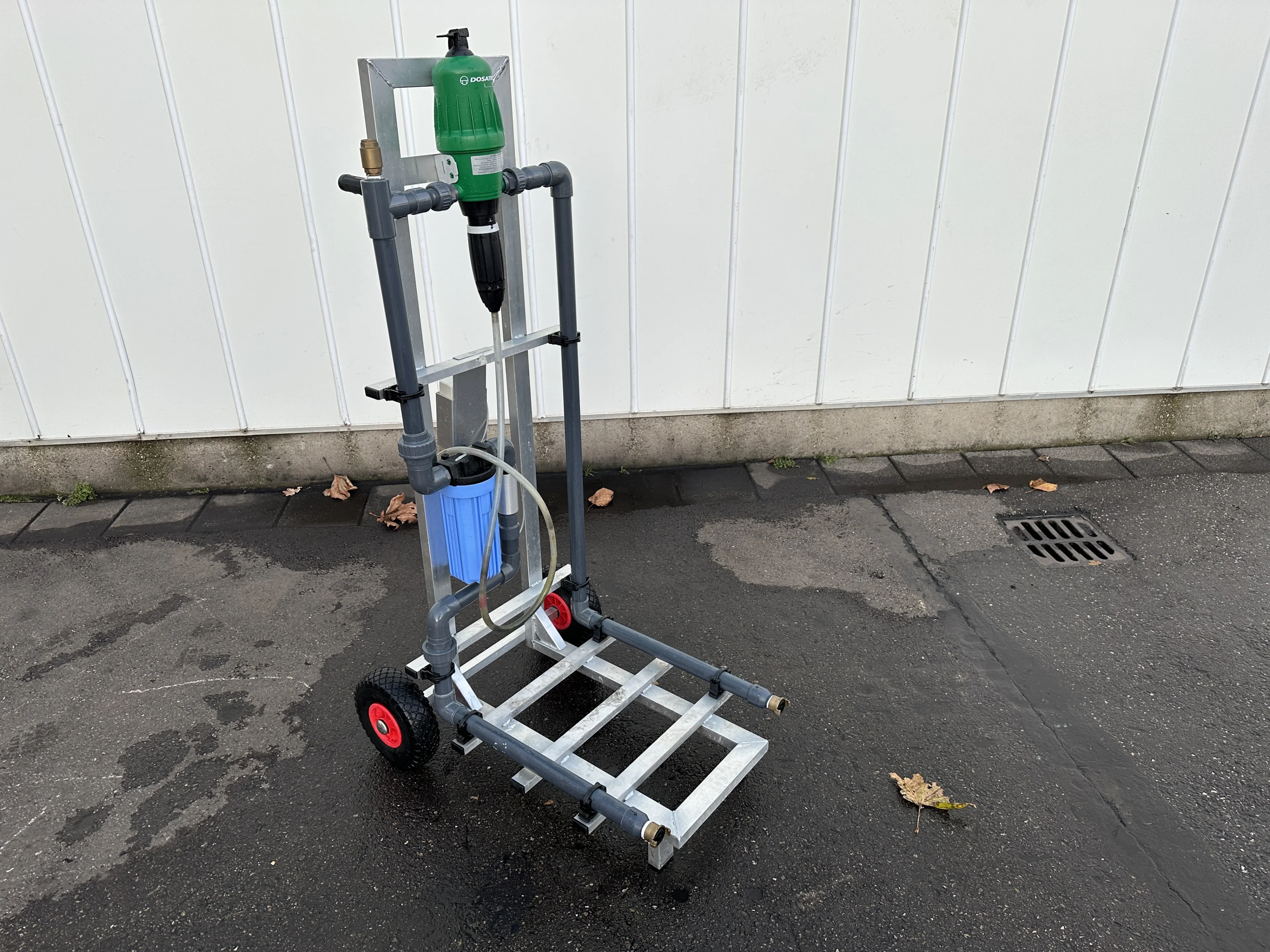 Dosatron D3GL2VF met EC-meter op mobiele kar • Duijndam Machines