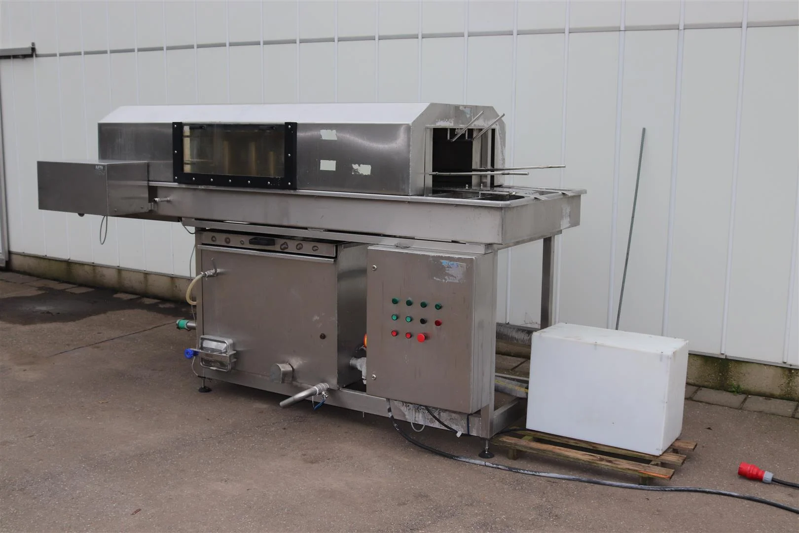 EFM industrial tray and cratewasher • Duijndam Machines