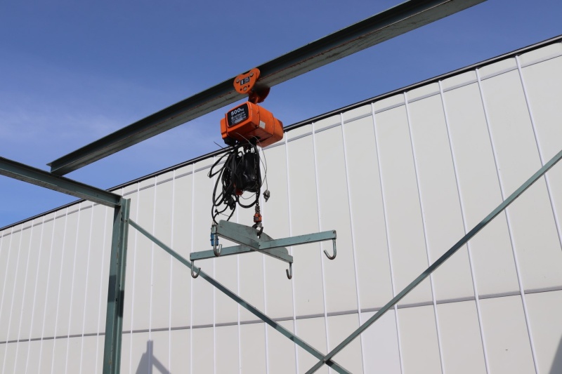 Electrical hoist with frame • Duijndam Machines
