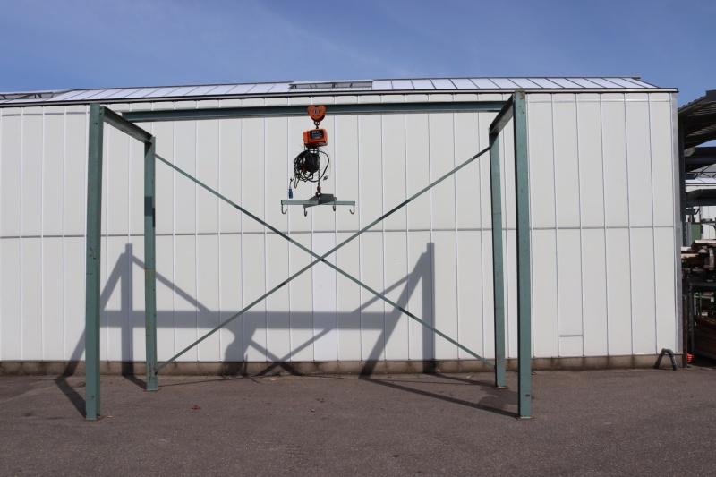 Electrical hoist with frame • Duijndam Machines