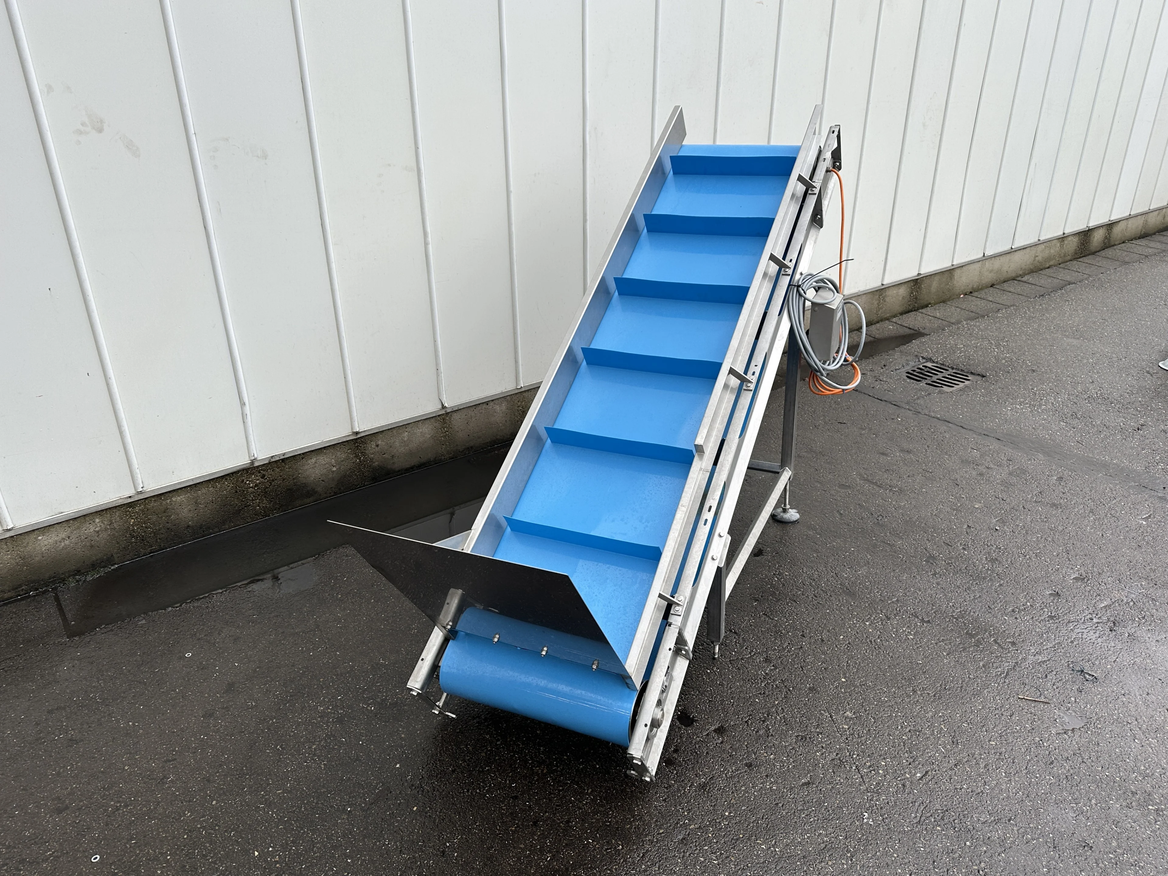 Innotec Systems elevator incline conveyor 200 x 50 cm • Duijndam Machines