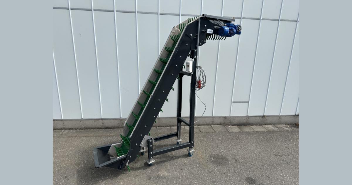 Elevator incline conveyor width 30 cm with fingers • Duijndam Machines