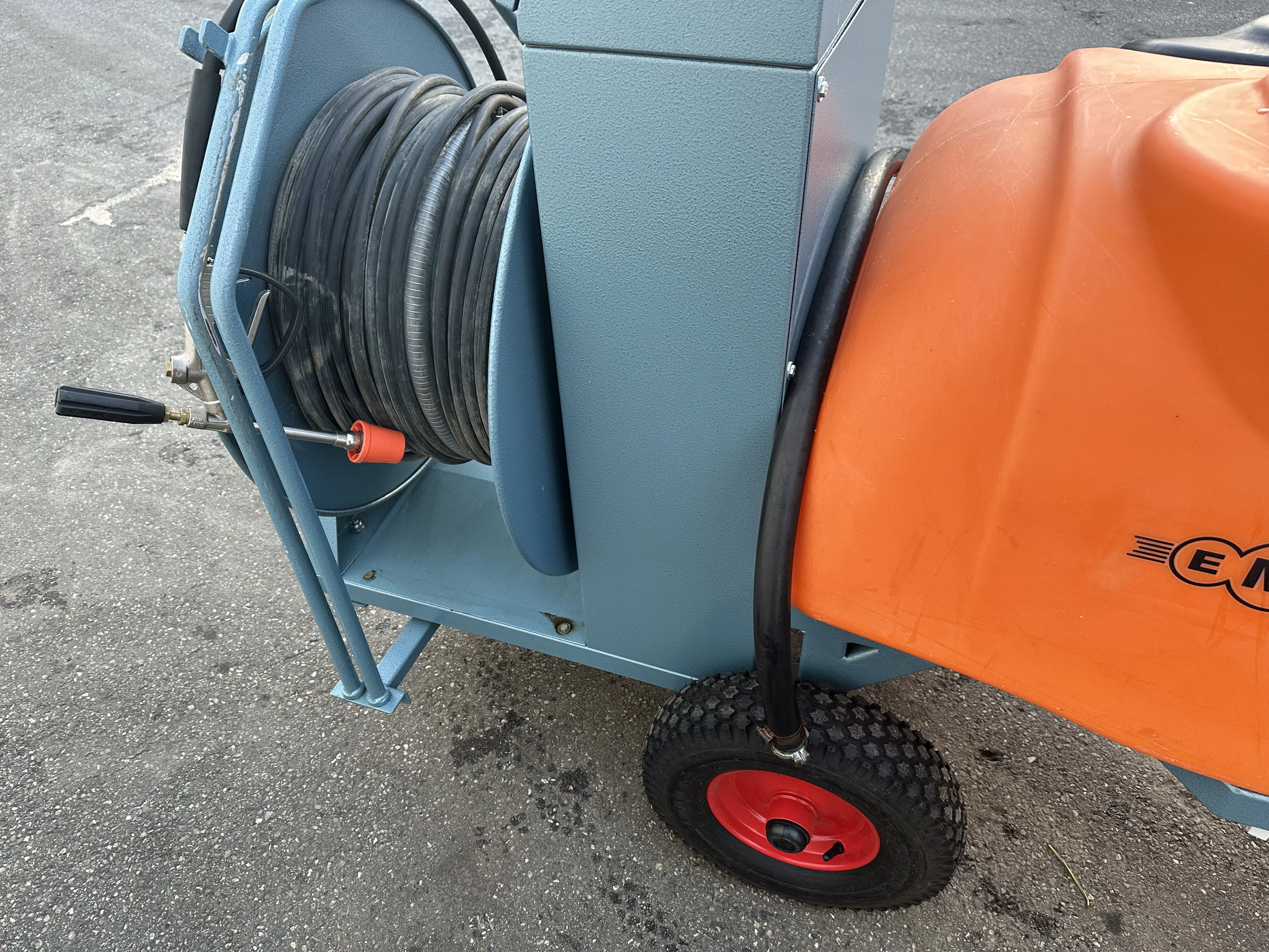 Empas 250 Liter spraying wagon with Berg electric hosereel • Duijndam Machines