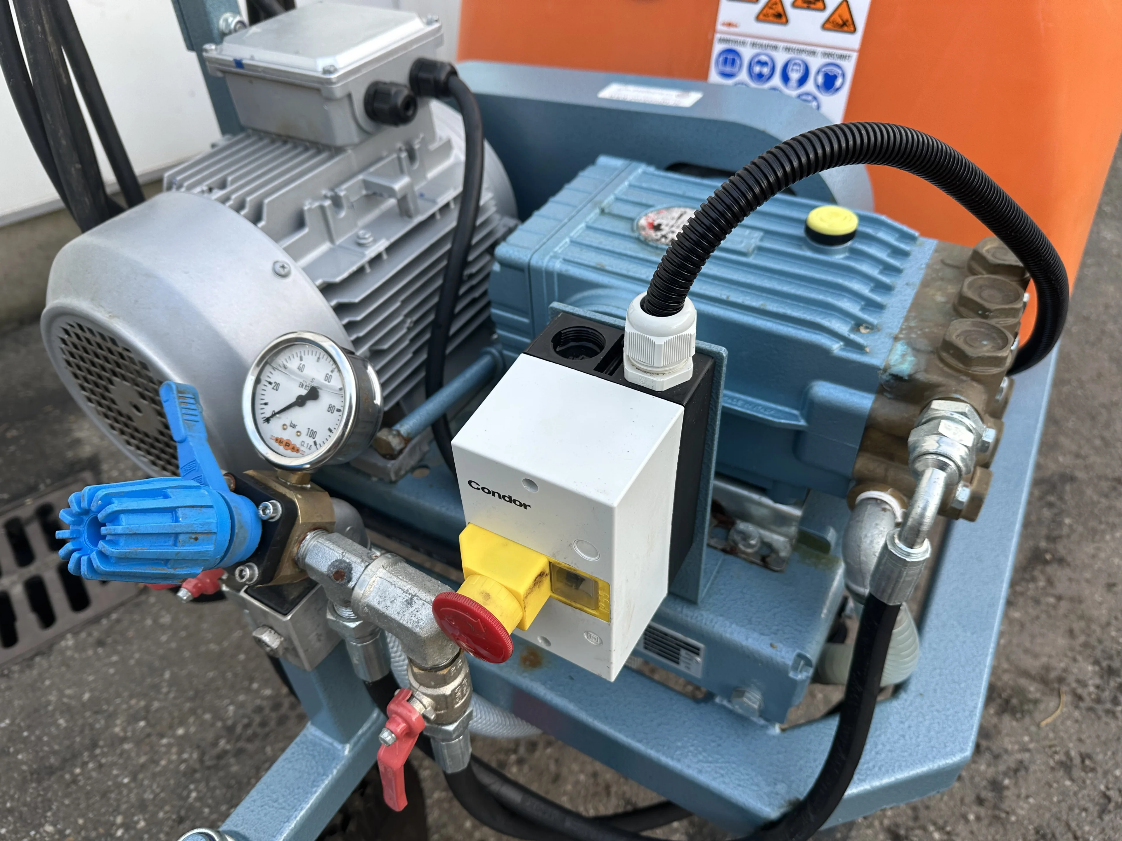 Empas 250 Liter spraying wagon with Berg electric hosereel • Duijndam Machines