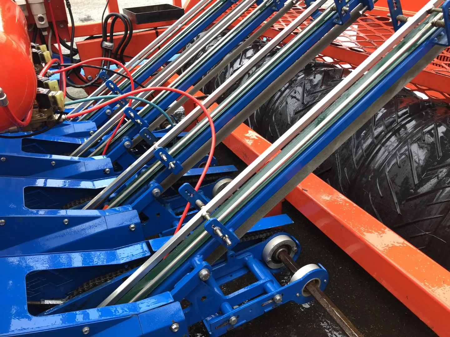 Ferrari Fastblock 4 row transplanter for soilblocks • Duijndam Machines