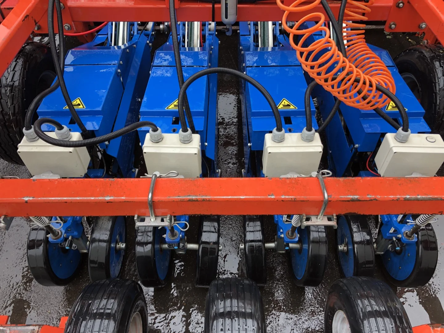 Ferrari Fastblock 4 row transplanter for soilblocks • Duijndam Machines