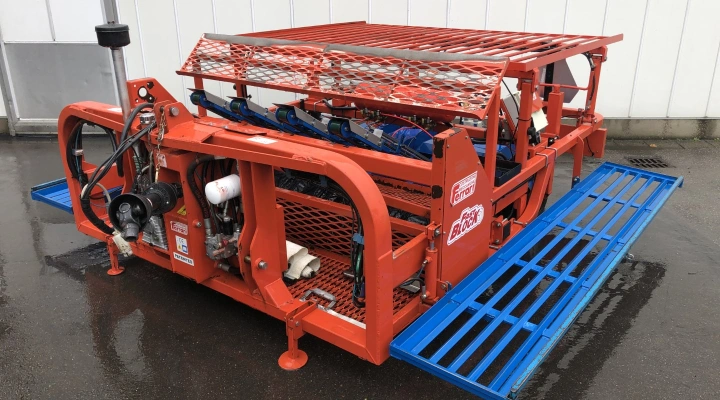 Ferrari Fastblock 4 row transplanter for soilblocks • Duijndam Machines