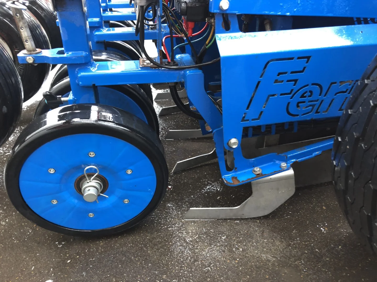 Ferrari Fastblock 4 row transplanter for soilblocks • Duijndam Machines