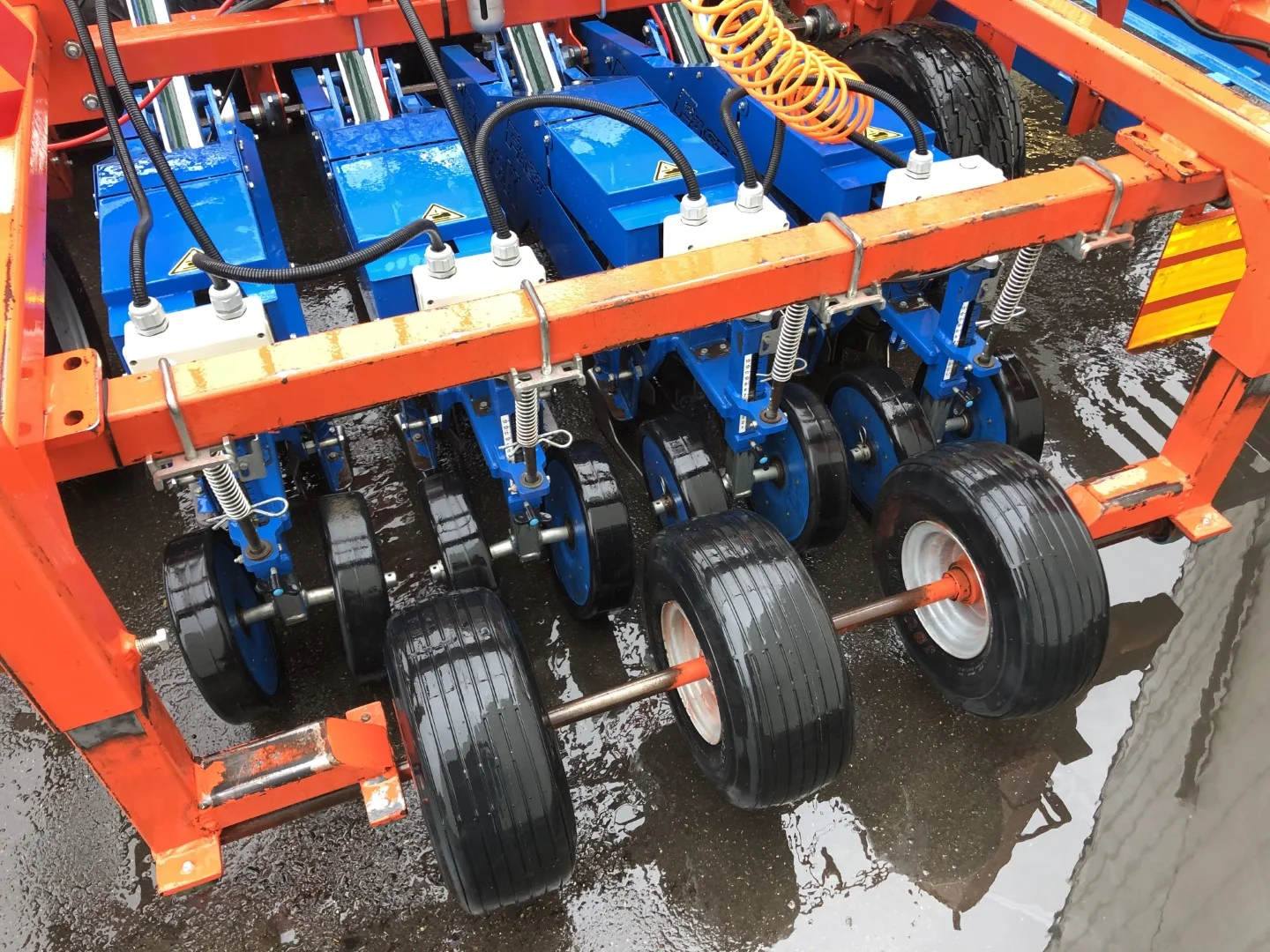 Ferrari Fastblock 4 row transplanter for soilblocks • Duijndam Machines