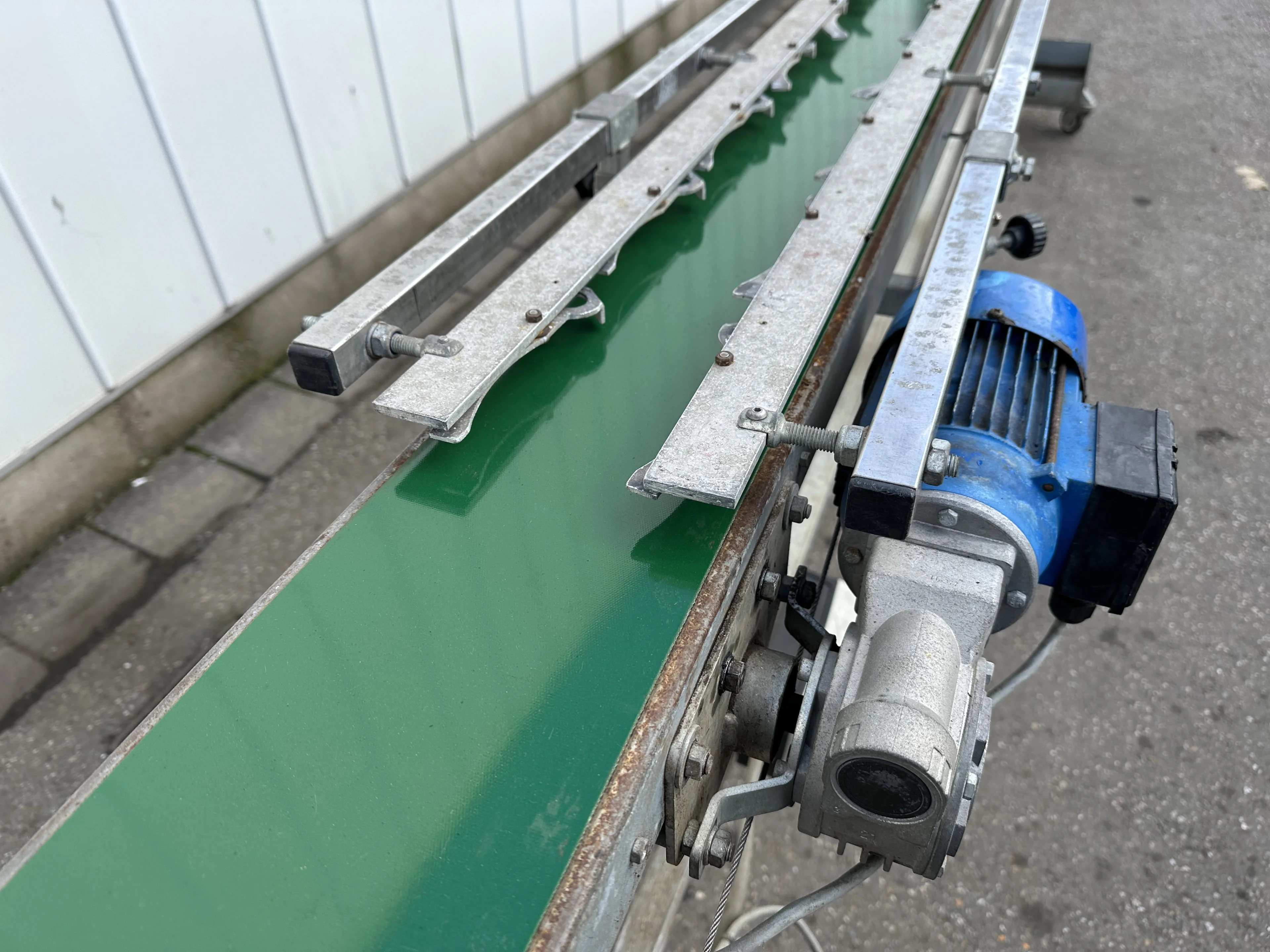 FGM conveyor for pot plants with click rail • Duijndam Machines