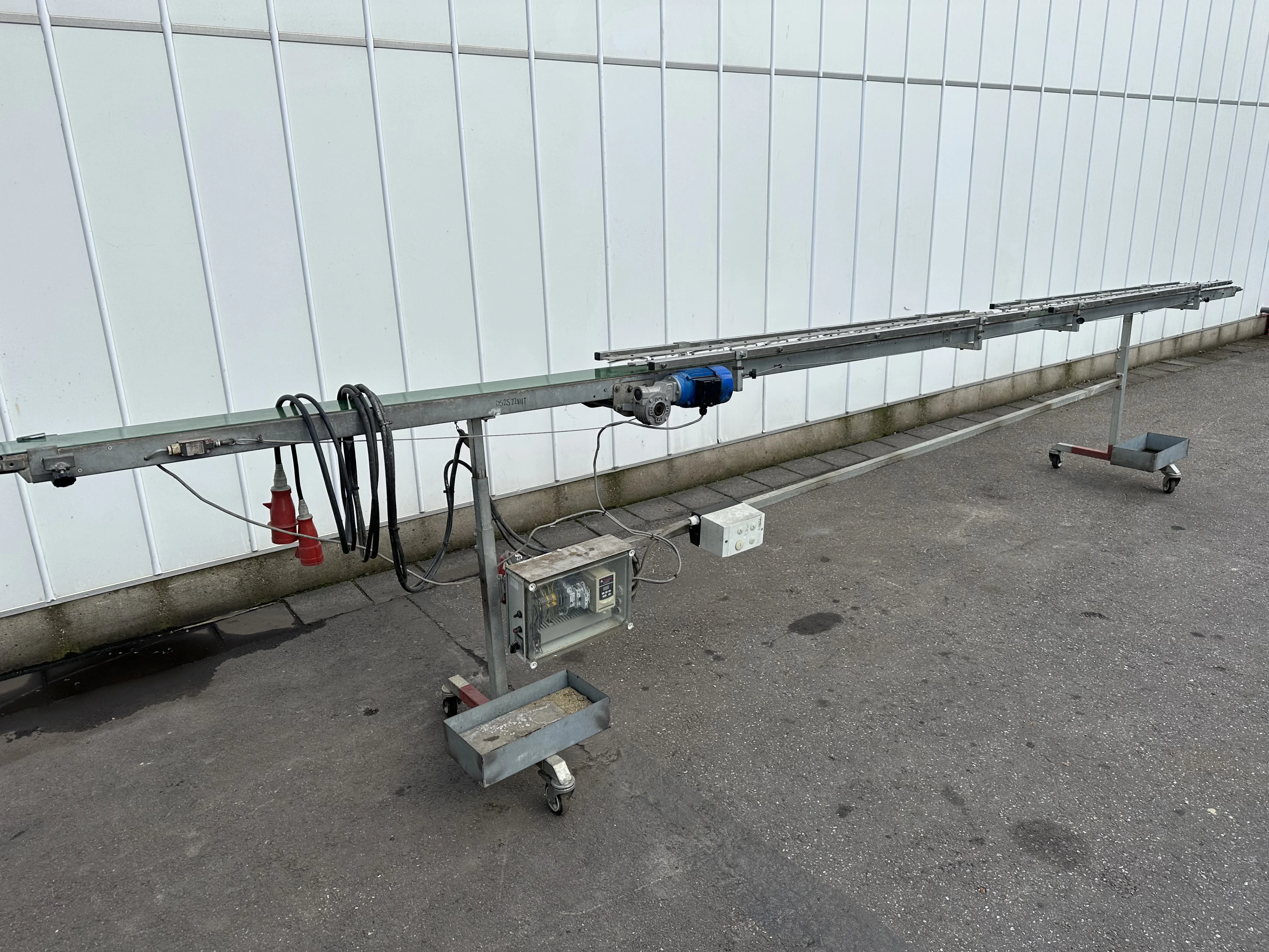FGM conveyor for pot plants with click rail • Duijndam Machines