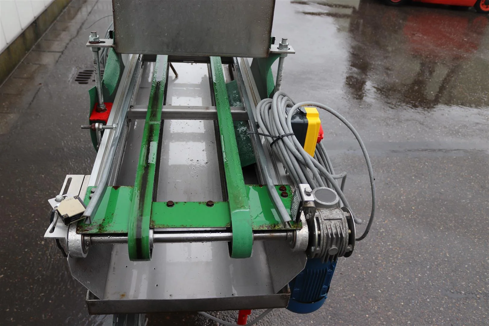 Flier tray watering unit • Duijndam Machines
