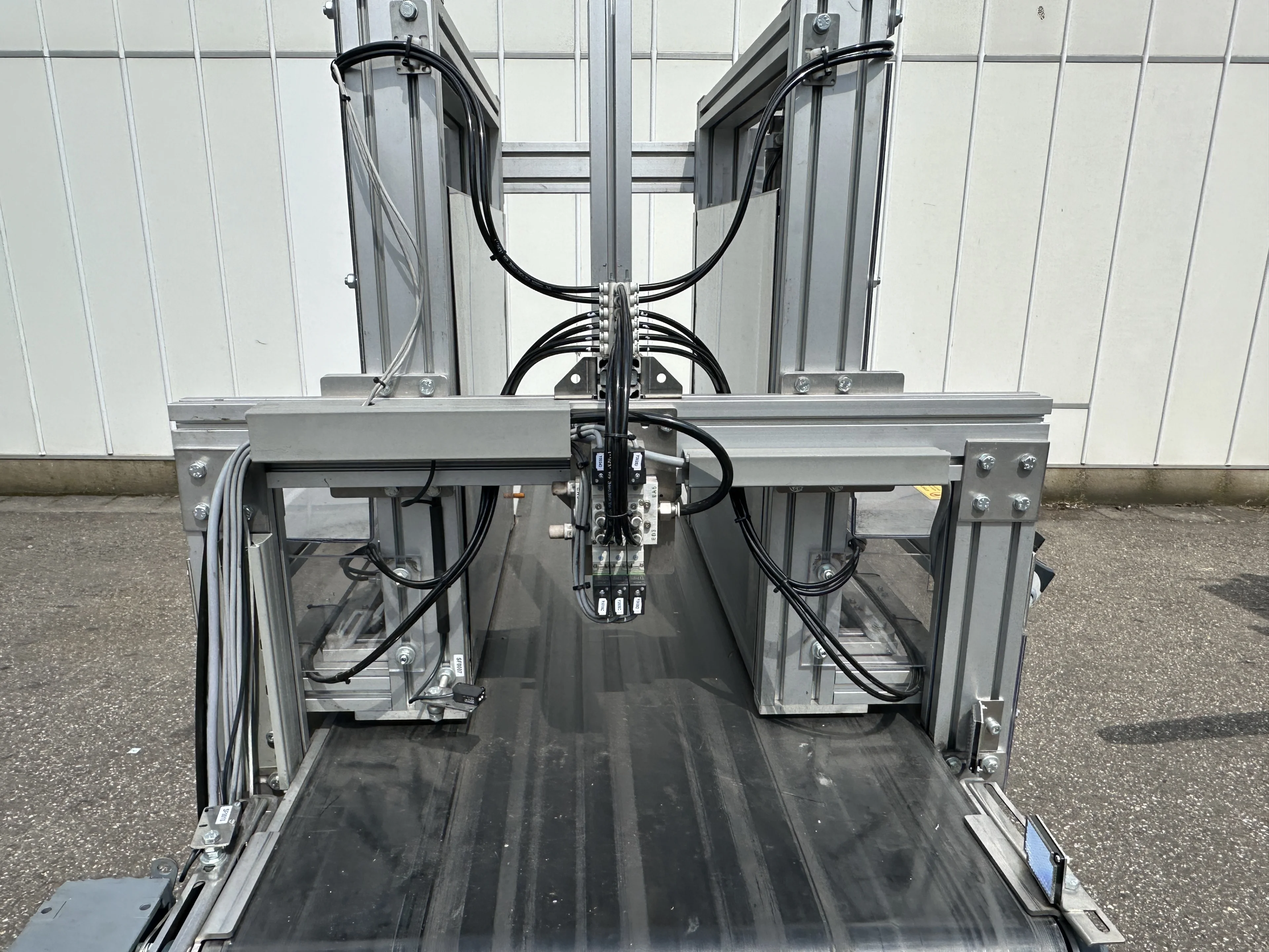 Flier destacking machine for trays • Duijndam Machines